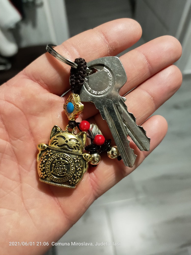 Breloc Pisica Maneki Neko, simbol de bani si protectie de rele, metal ...