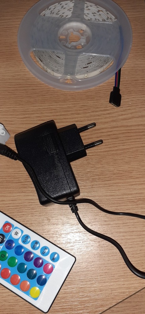 Set banda cu leduri multicolore - 5 metri cu telecomanda, adaptor si ...