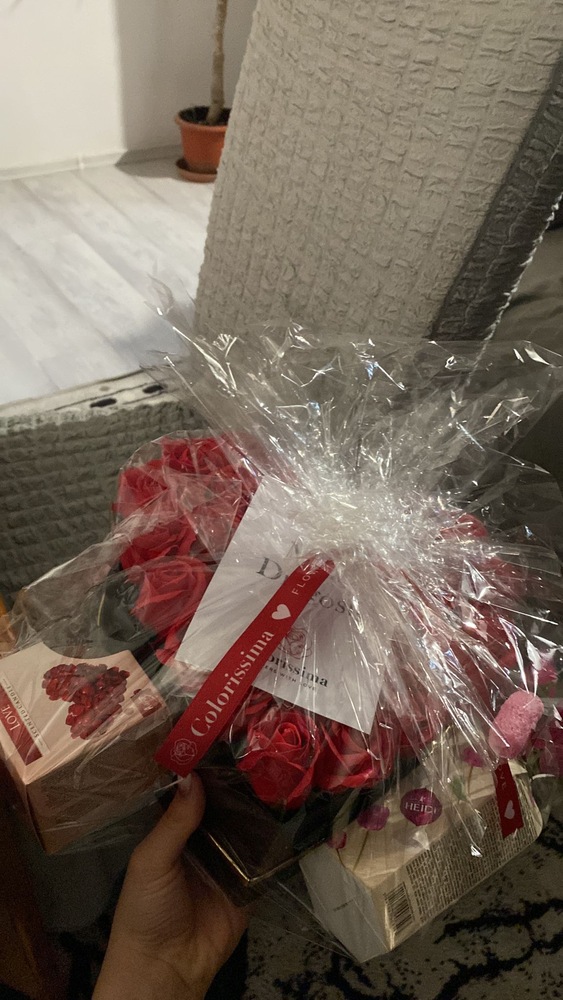 Cos Cadou cu Aranjament Floral, Bomboane Heidi si Lumanare, Amore ...
