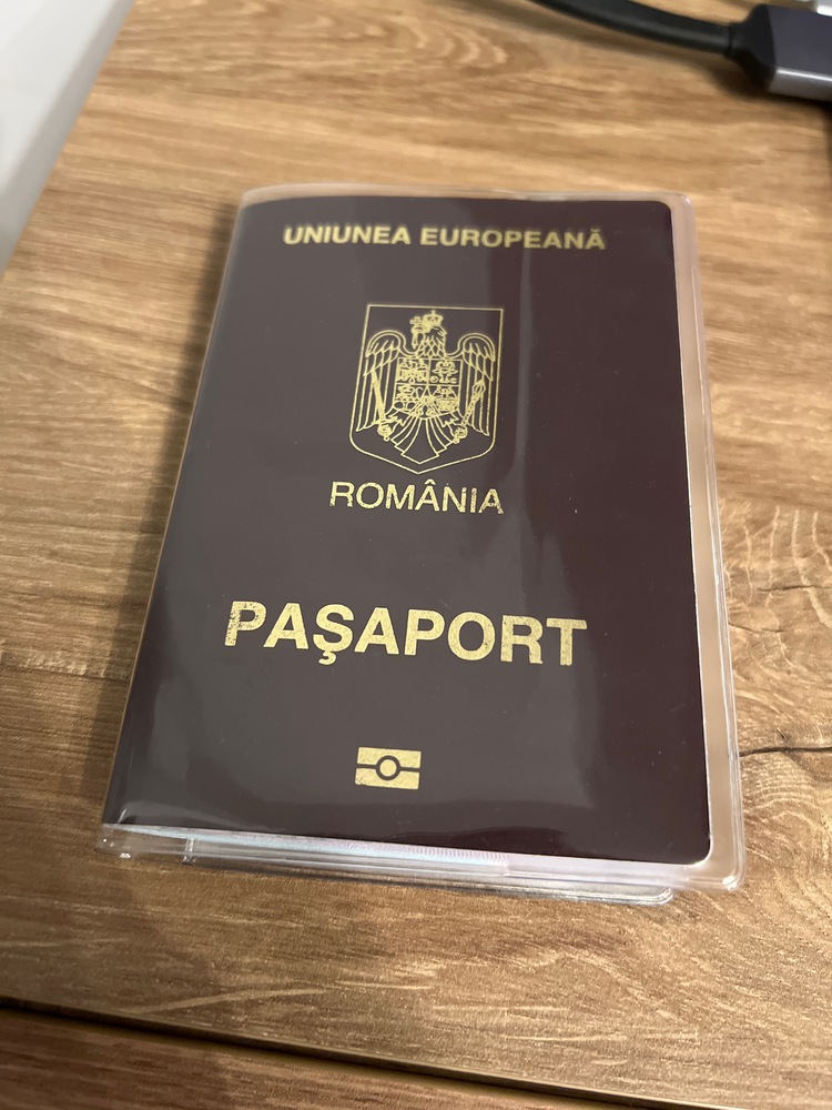Coperta transparenta pentru pasaport cu buzunare interioare calitate ...