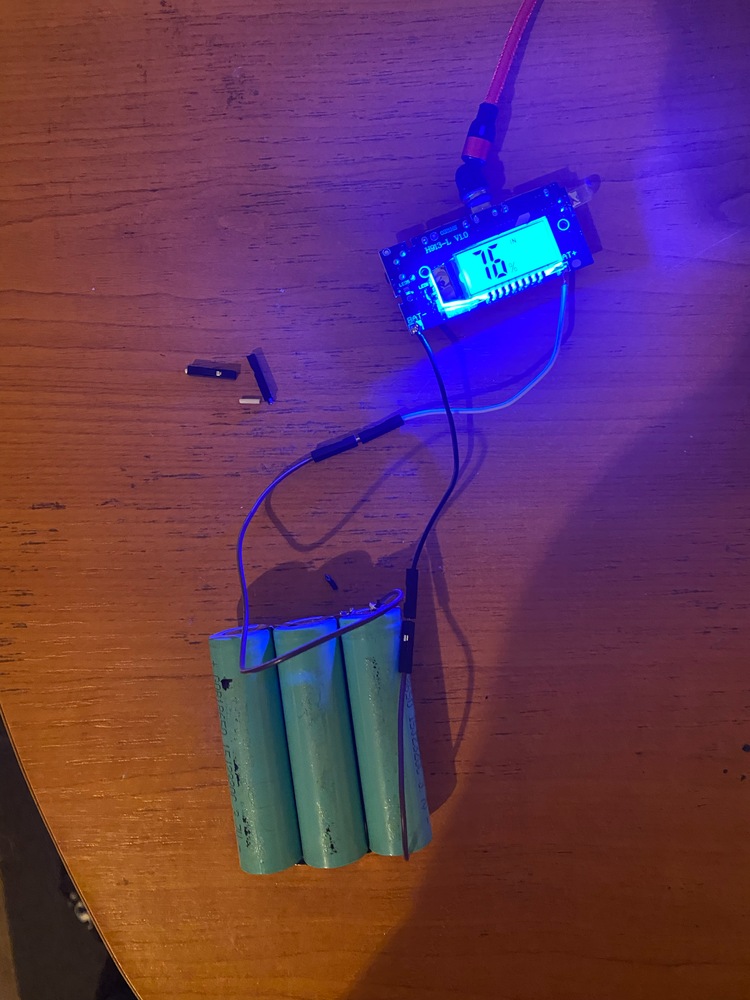 Modul de incarcare acumulator 18650 cu LCD - eMAG.ro