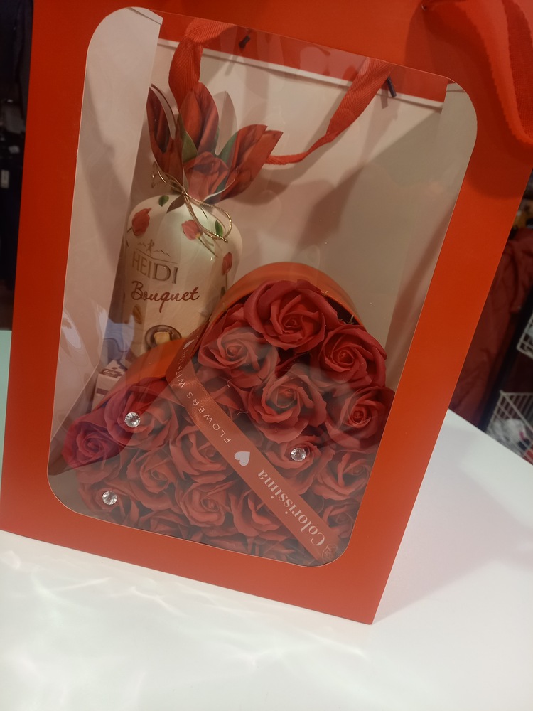 Cos Cadou cu Aranjament Floral, Bomboane Heidi si Lumanare, Amore ...