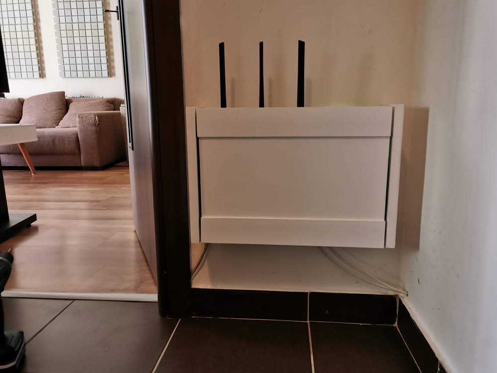 Raft suport router wireless, din lemn vopsit alb, pentru mascare fire ...