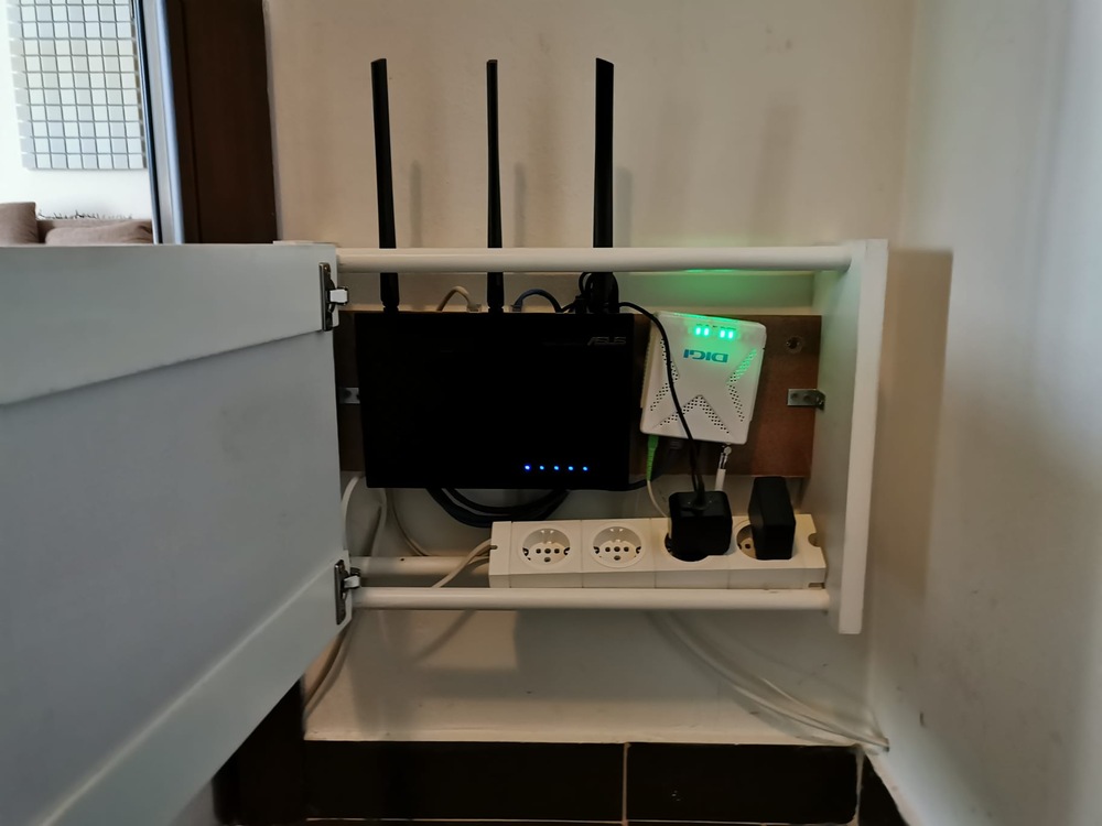 Raft suport router wireless, din lemn vopsit alb, pentru mascare fire ...