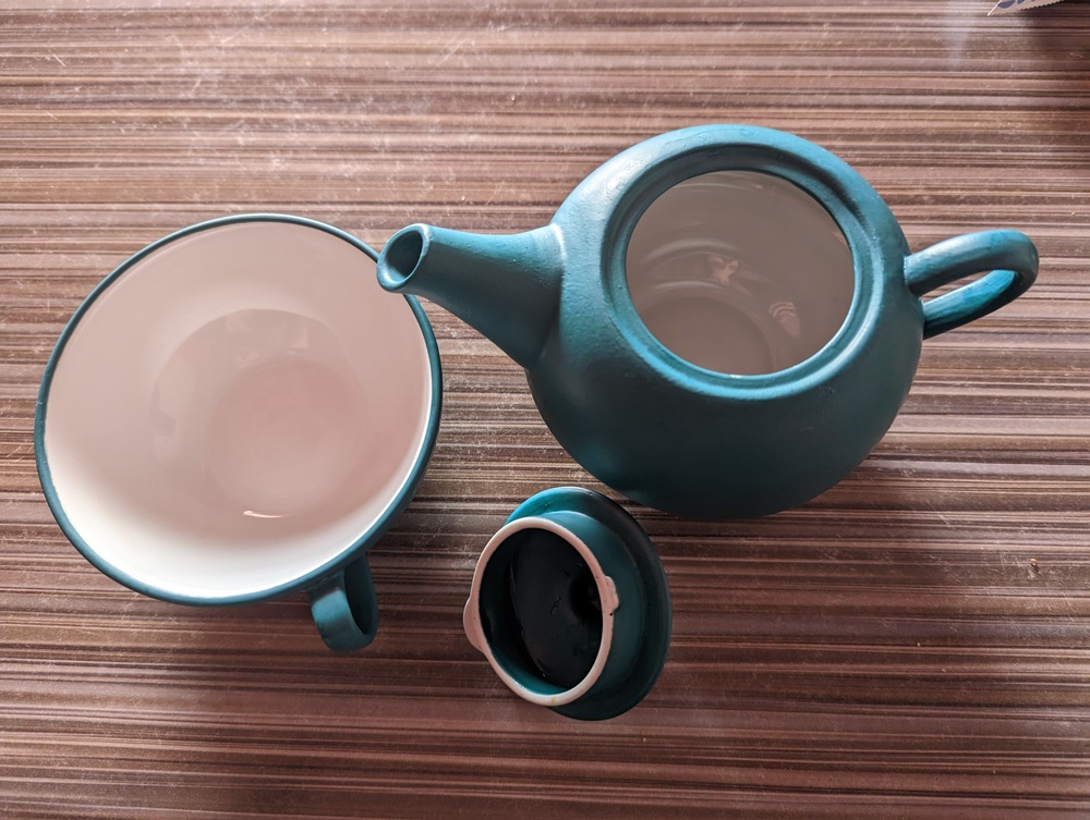 Ceainic cu capac, ceasca si farfurie din portelan rosu 750ml - eMAG.ro