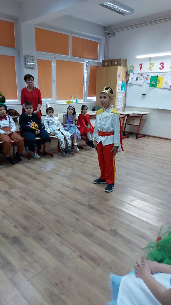 Costum carnaval copii Print cu pelerina si coroana, rosu, 5-6 ani - eMAG.ro