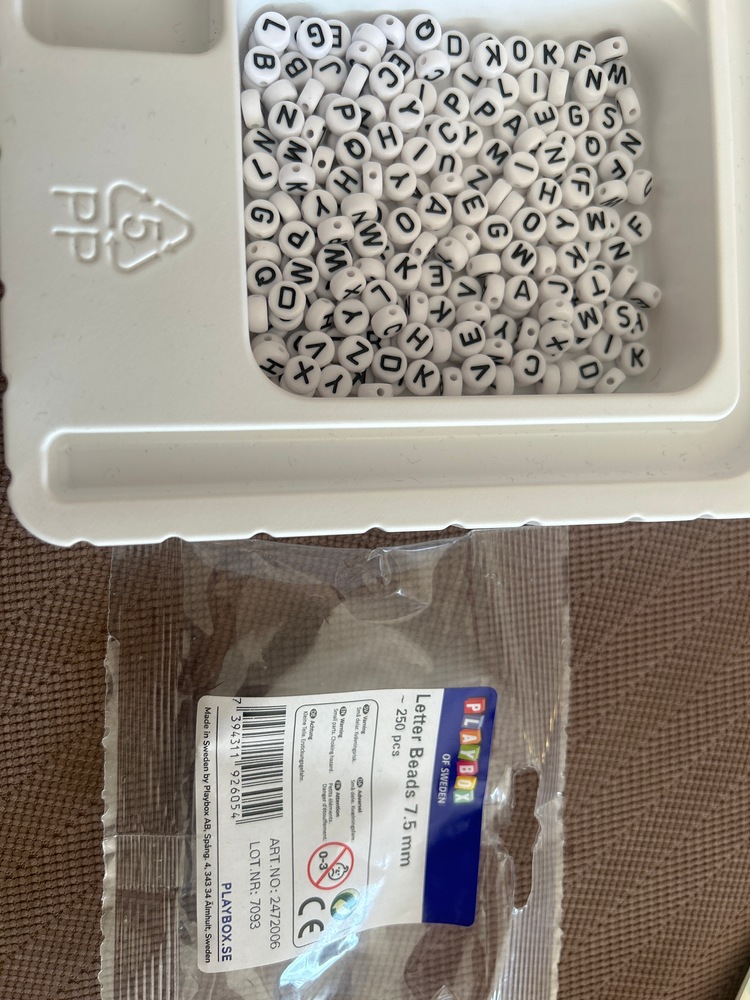 Set 250 margele albe plate cu litere, diam 7.5 mm - eMAG.ro