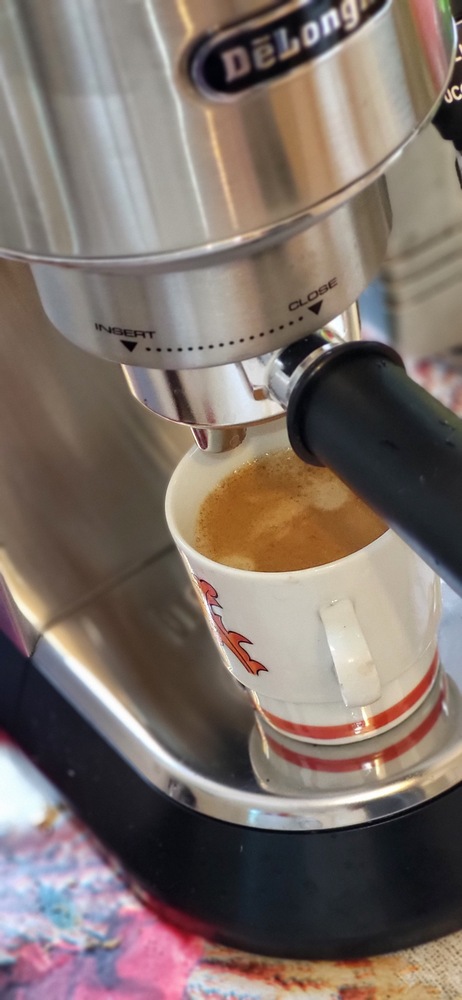 Espressor manual De’Longhi Dedica EC 685.BK, 1300 W, 15 bari, Negru - eMAG.ro