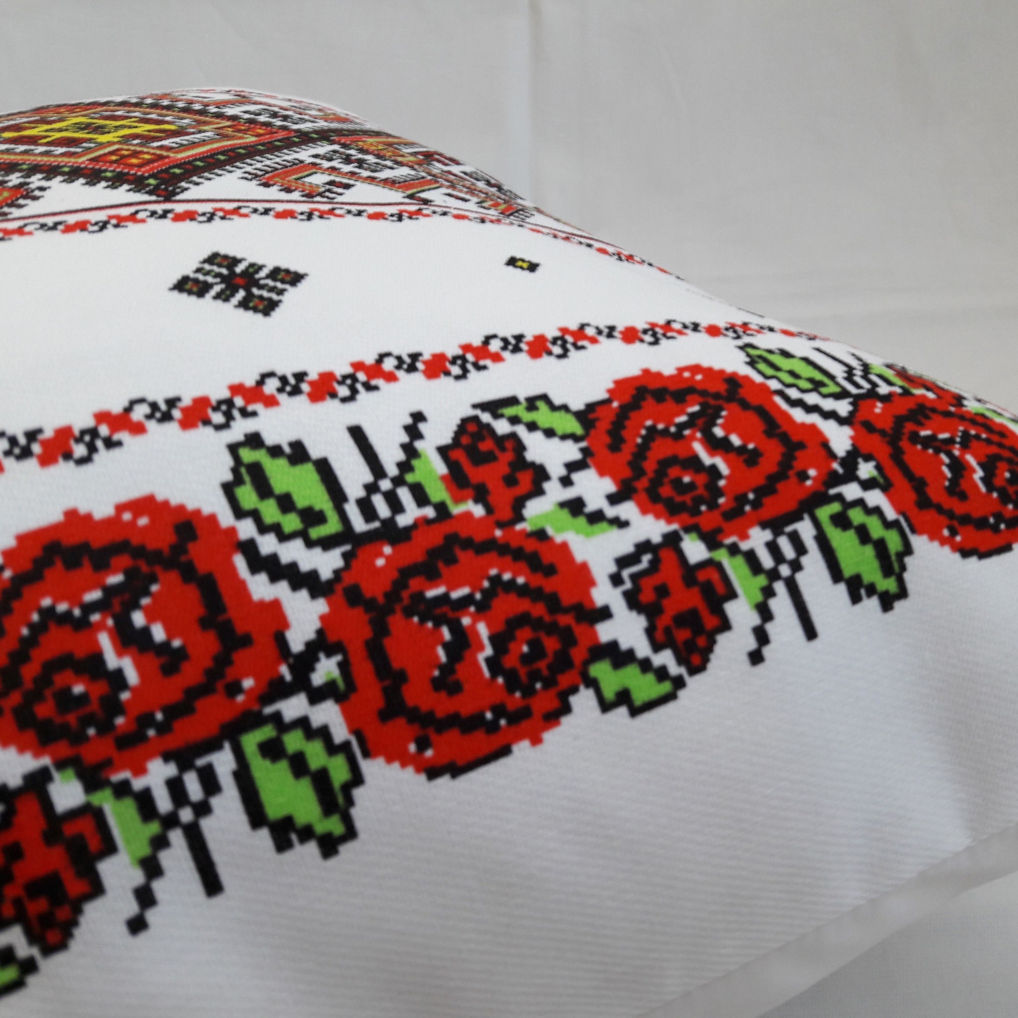 Perna decorativa cu motiv traditional romanesc, 50 x 50 cm - eMAG.ro