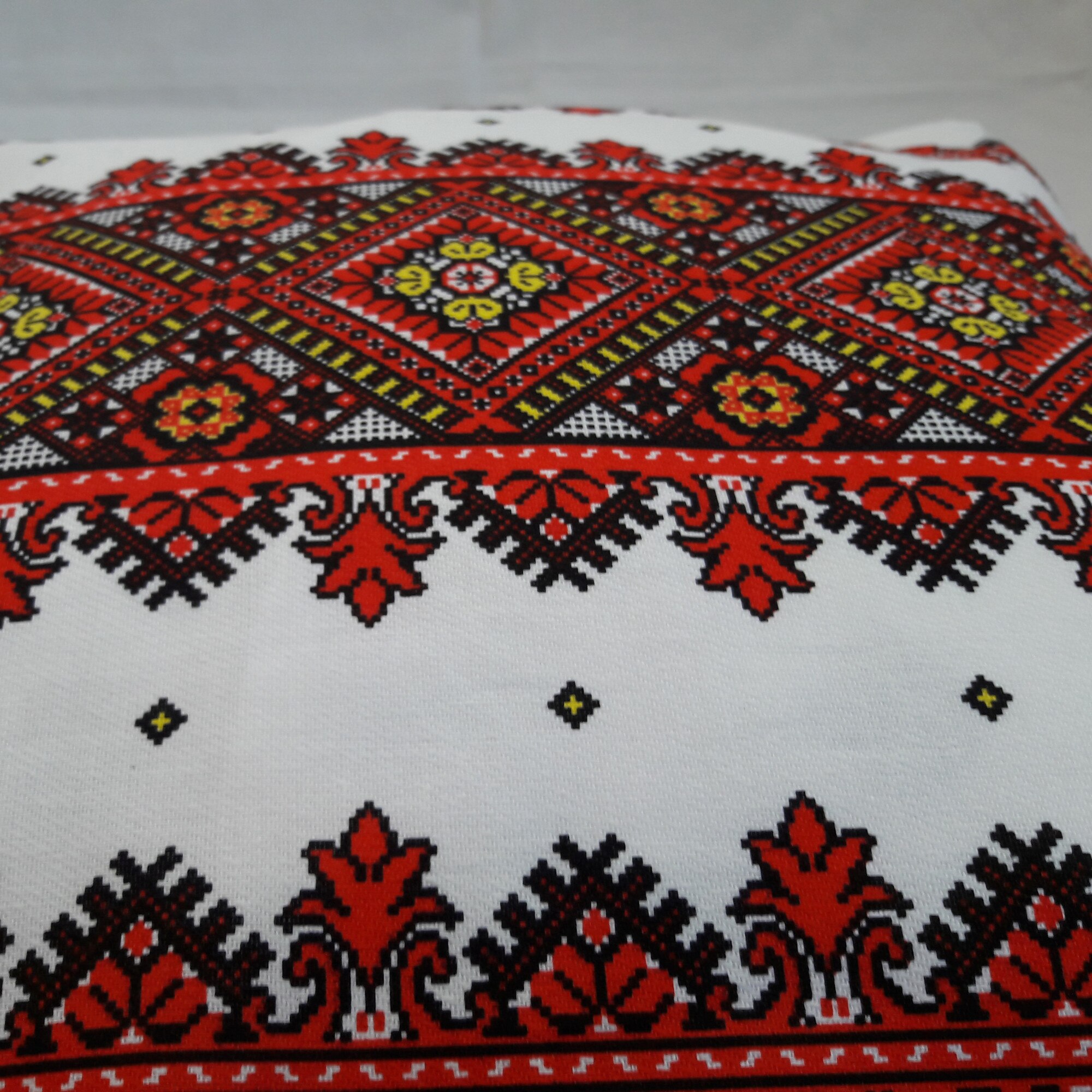 Perna decorativa cu model traditional romanesc, 50 x 50 cm - eMAG.ro