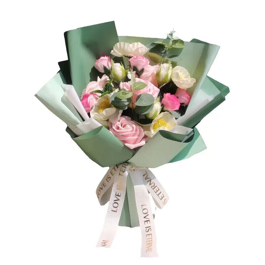 Buchet de trandafiri de sapun roz pal si alb cu flori decorative ...