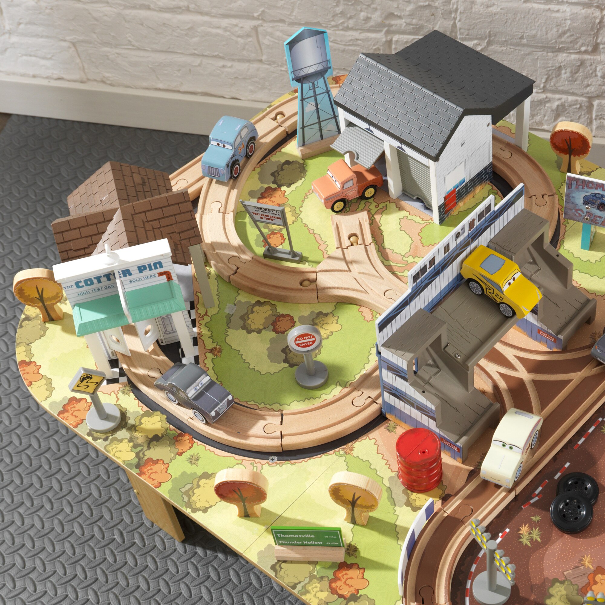 Játékautók Disney® Pixar Cars 3 Thomasville Track Set & Table ...