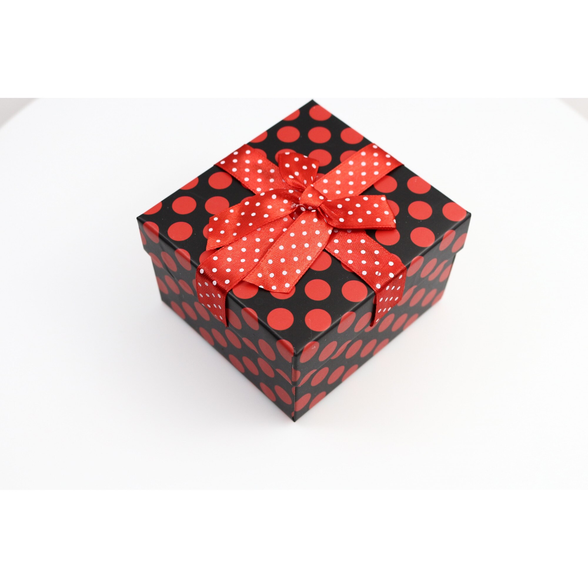 Cutie pentru cadou patrata, neagra cu buline rosii - eMAG.ro