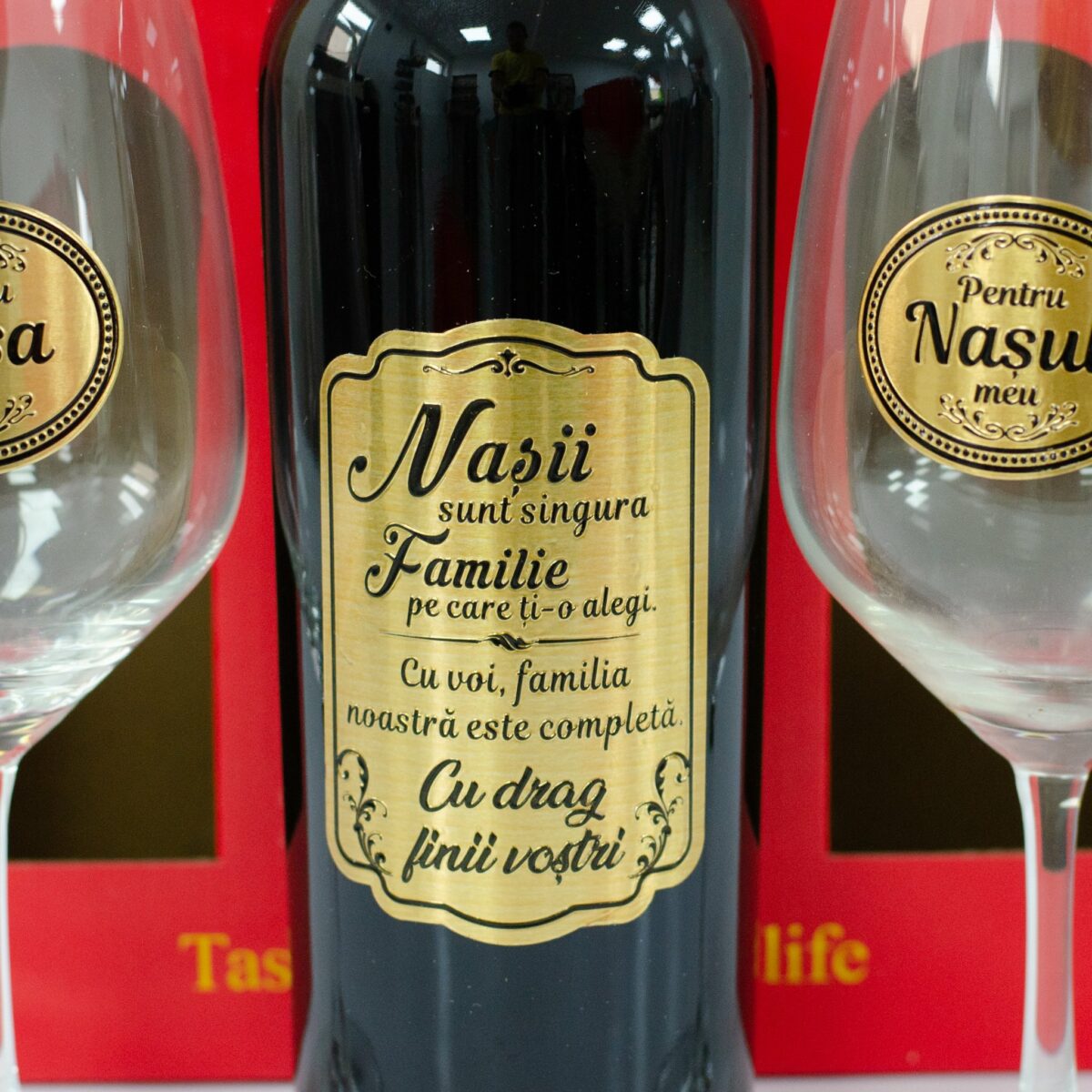 Set cadou Nasi, cutie cu sticlă de vin și 2 pahare personalizate - eMAG.ro