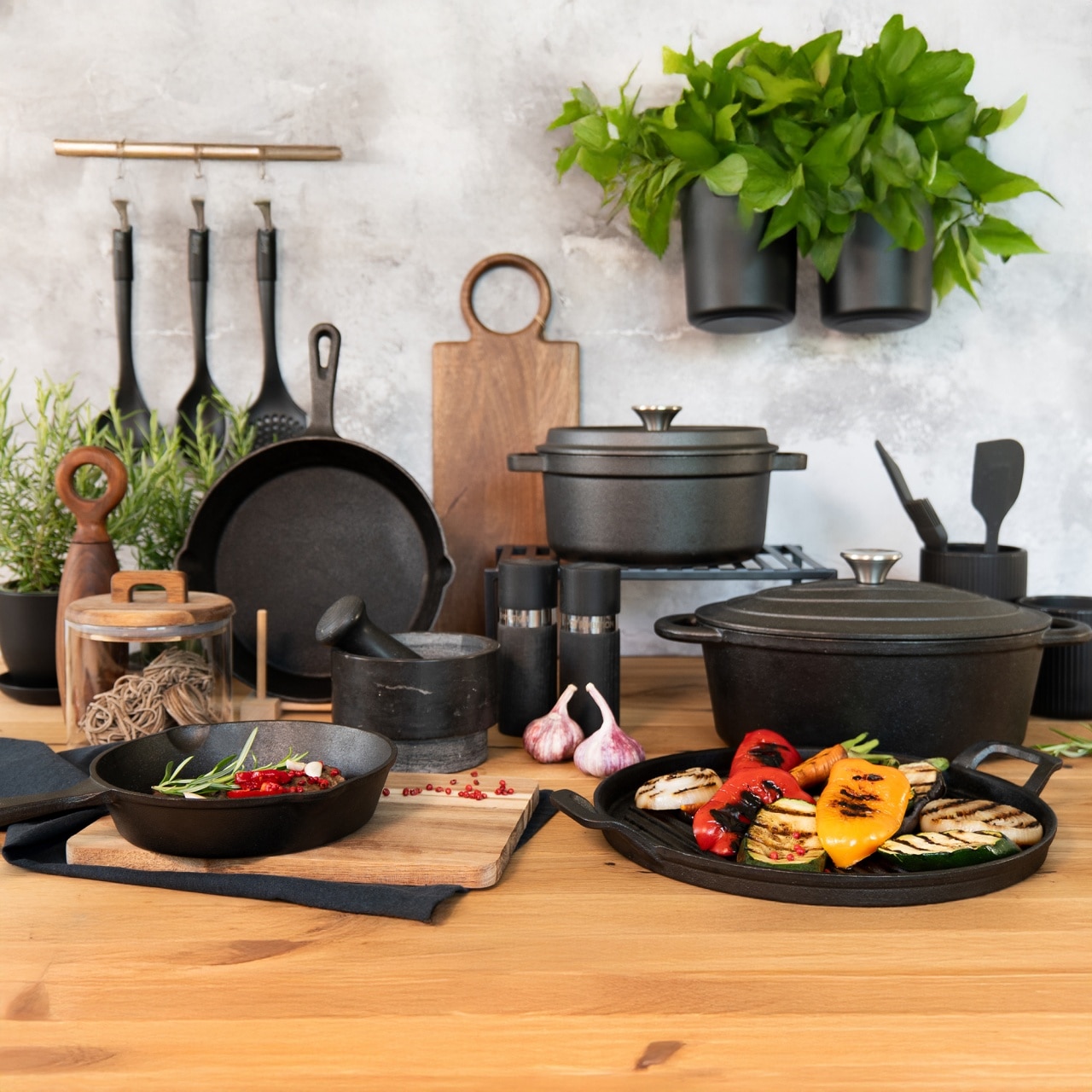 Oala cu capac tip ceaun AMBITION Iron, 24cm, 4L, fonta, inductie - eMAG.ro