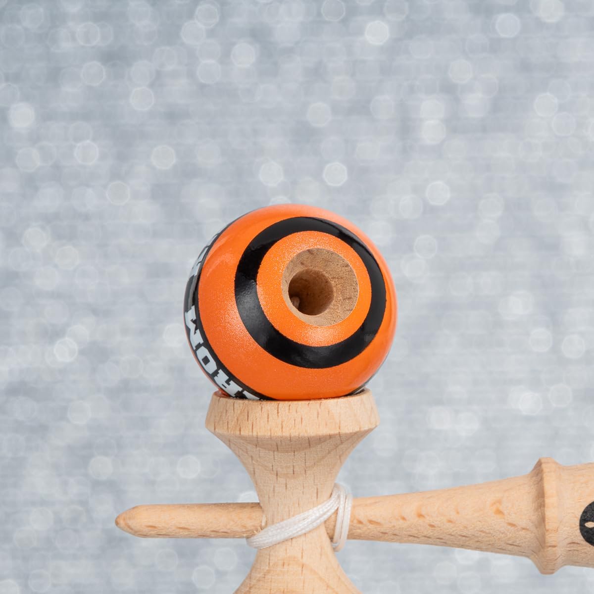 KROM Kendama MIKRO, portocaliu – mini kendama realizata din lemn de fag – complet jucabila ...