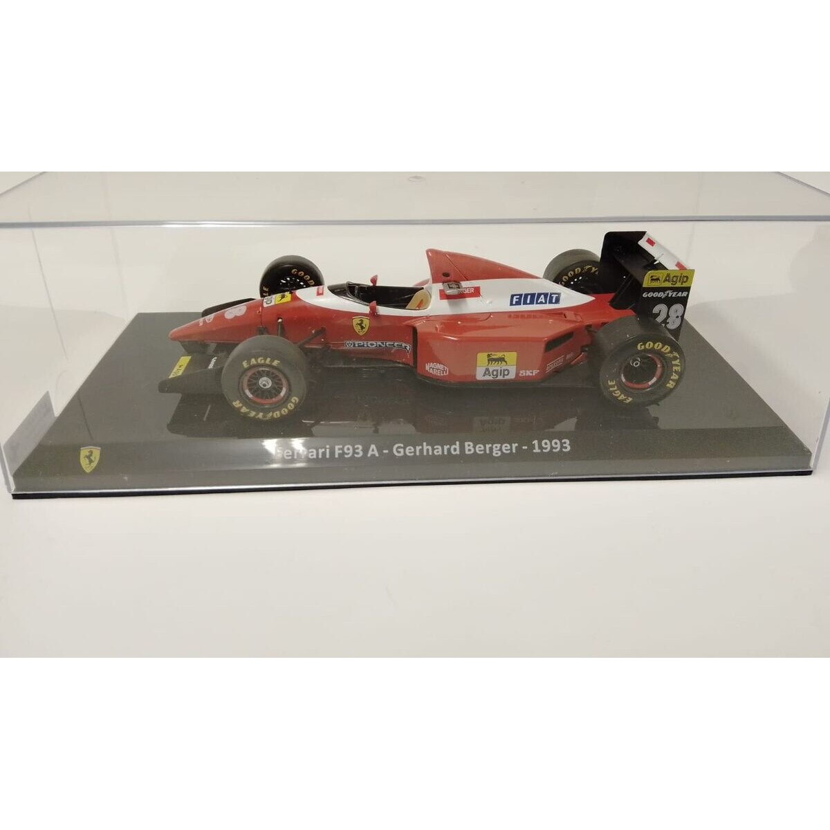 Macheta Formula 1 Ferrari F93 A - Gerhard Berger 1993 cu vitrina ...
