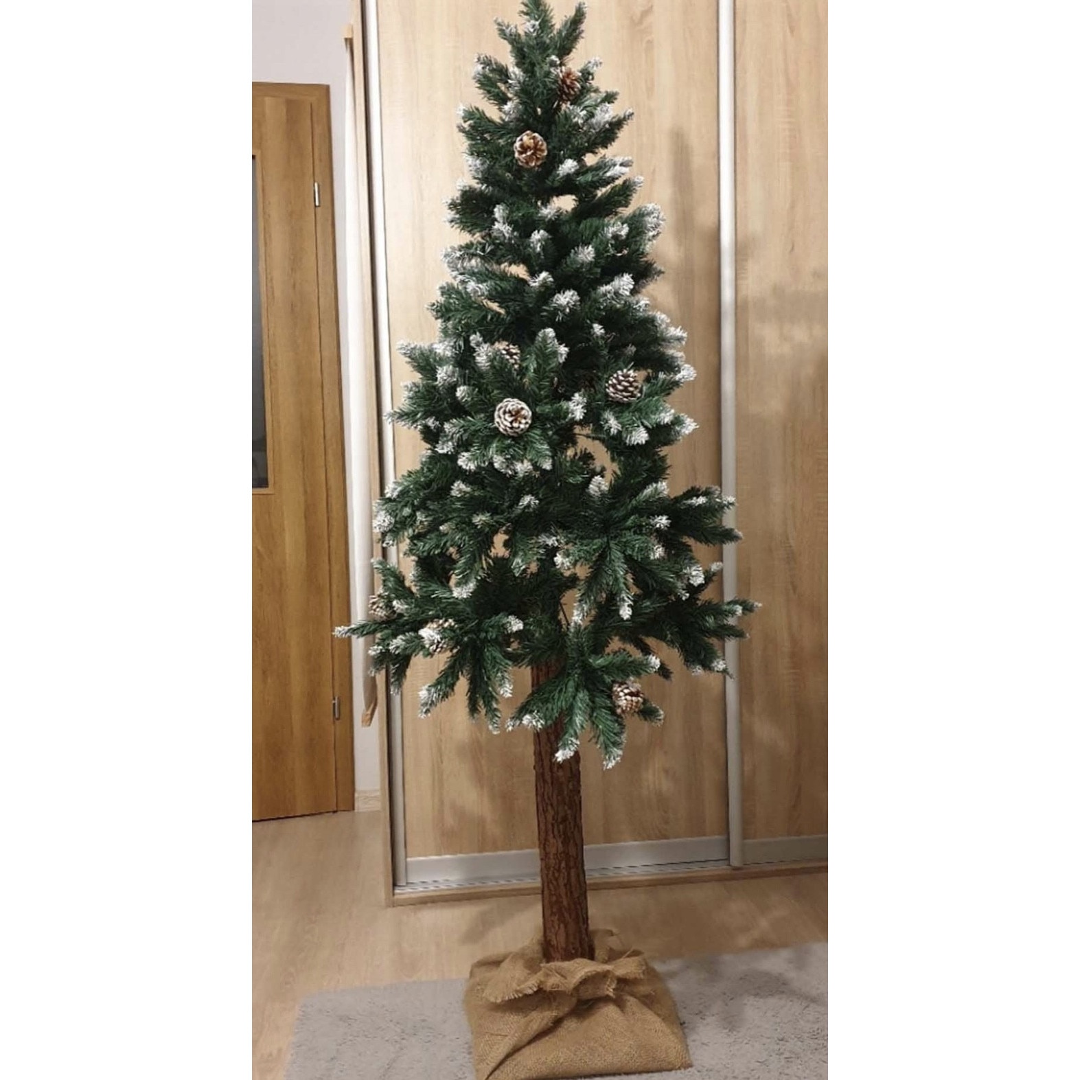 Brad de Craciun artificial mic de 65 cm, acoperit de zapada cu ornamente intr-un ghiveci de iuta ...