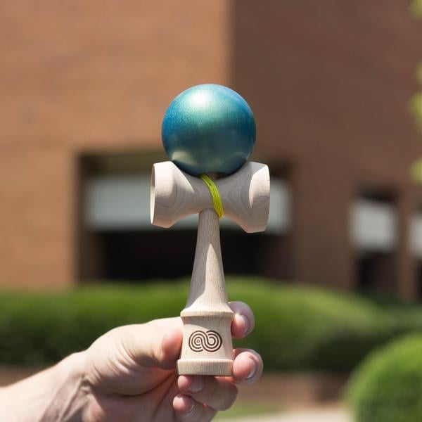 Kendama Custom Kaizen, bambus, multicolor, set cu Kururin Crackle Alb ...