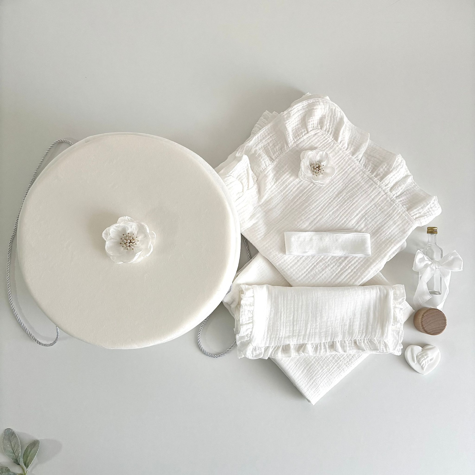 Trusou Din Muselina Pentru Botez + Cutie Pentru Trusou Cu Floare Alba ...