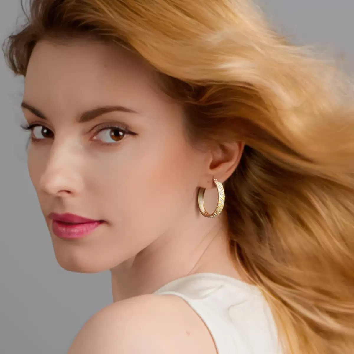 Cercei rotunzi din aur 14K Solaceon cu model zig-zag și zirconiu, 30mm ...