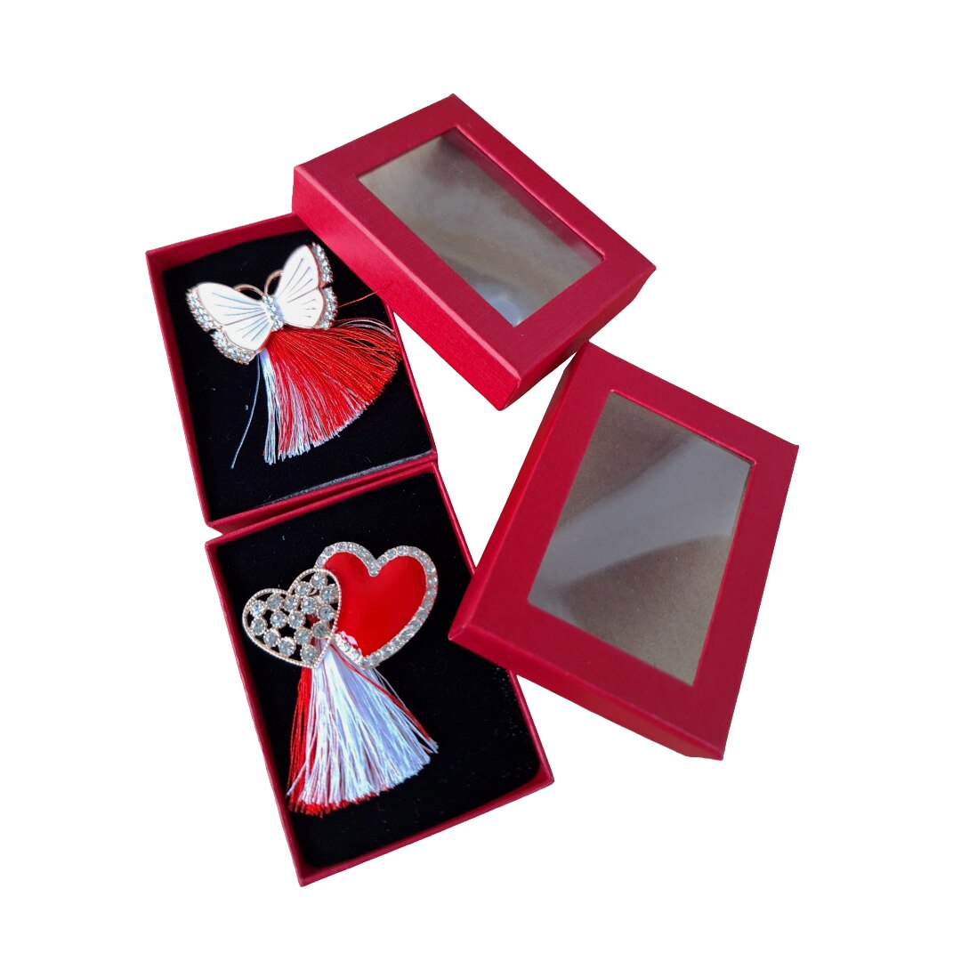 Set de 4 Brose Martisor, HYVESTO, Alb/Rosu, 8x6x2 cm - eMAG.ro
