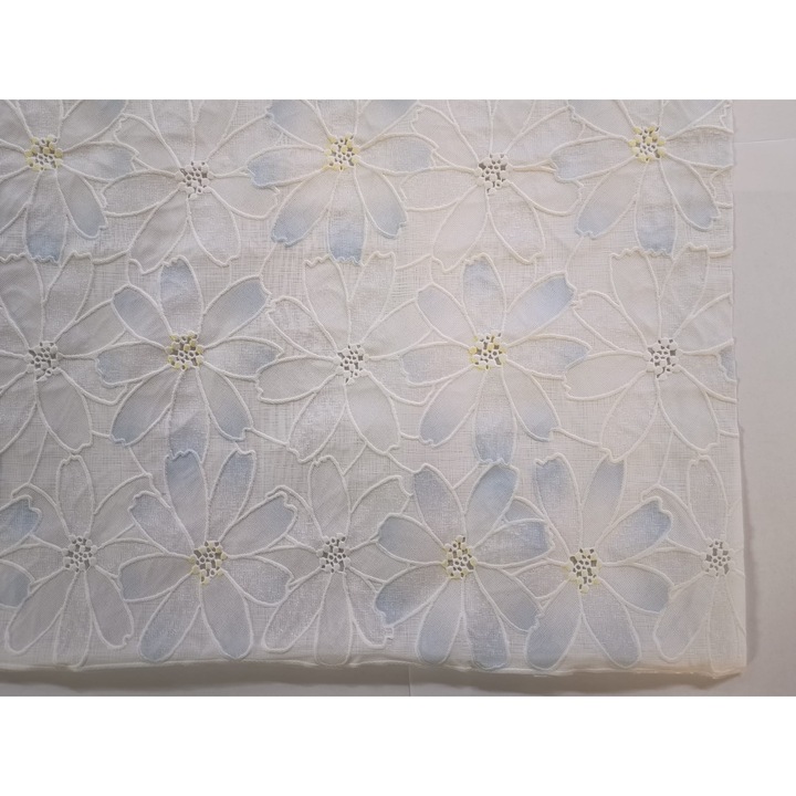 Fata de masa din PVC, alb-albastru deschis, model floral brodat ...
