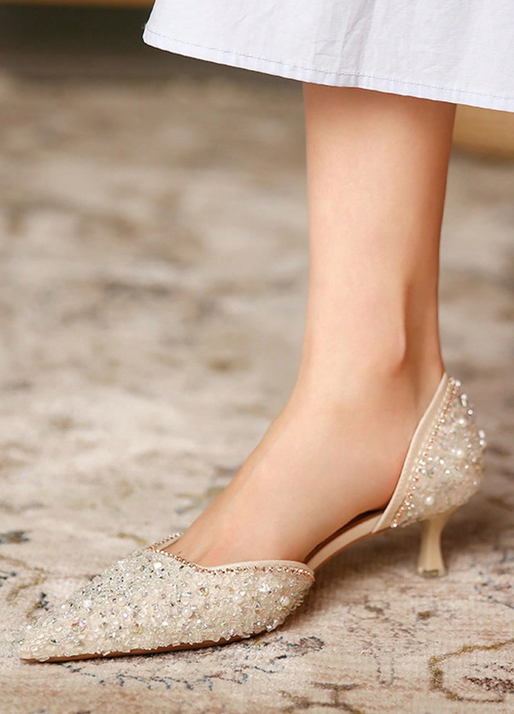 Pantofi dama, toc mediu, crem, elegant, varf ascutit, 37 EU - eMAG.ro