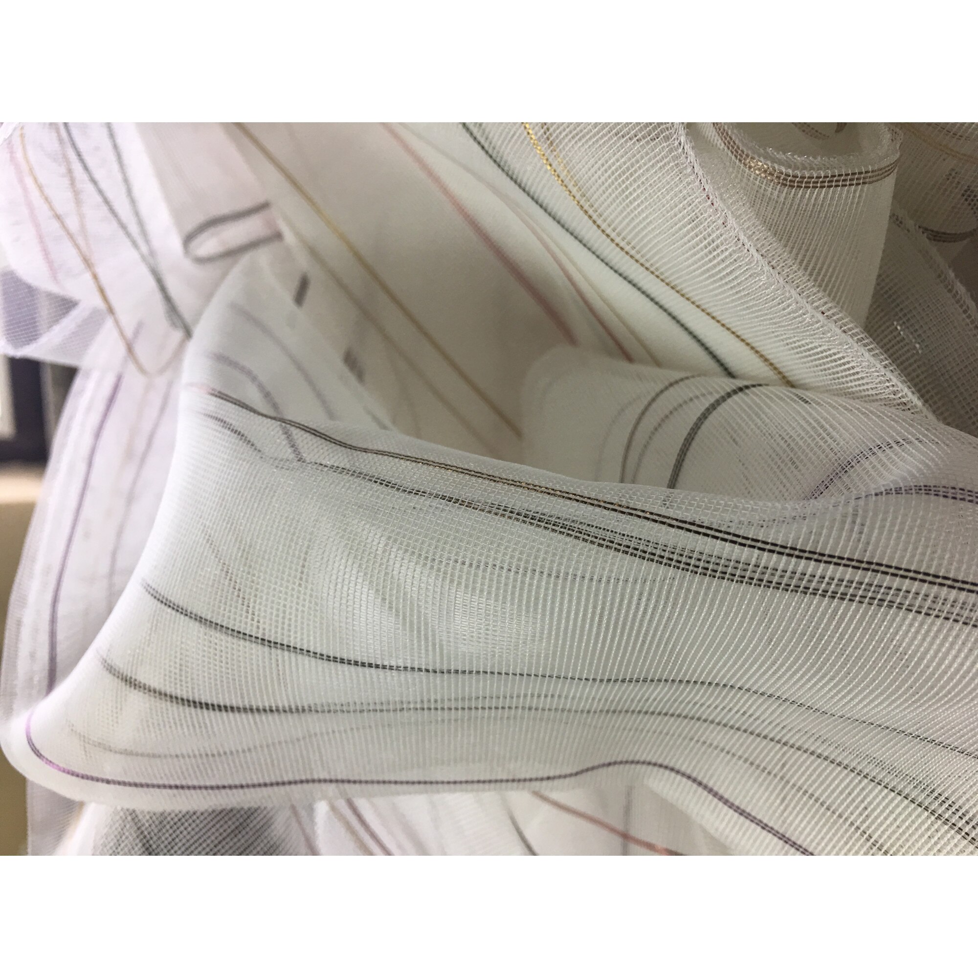 Material textil perdea, plasa fina, alba, cu dungi fine diverse culori ...
