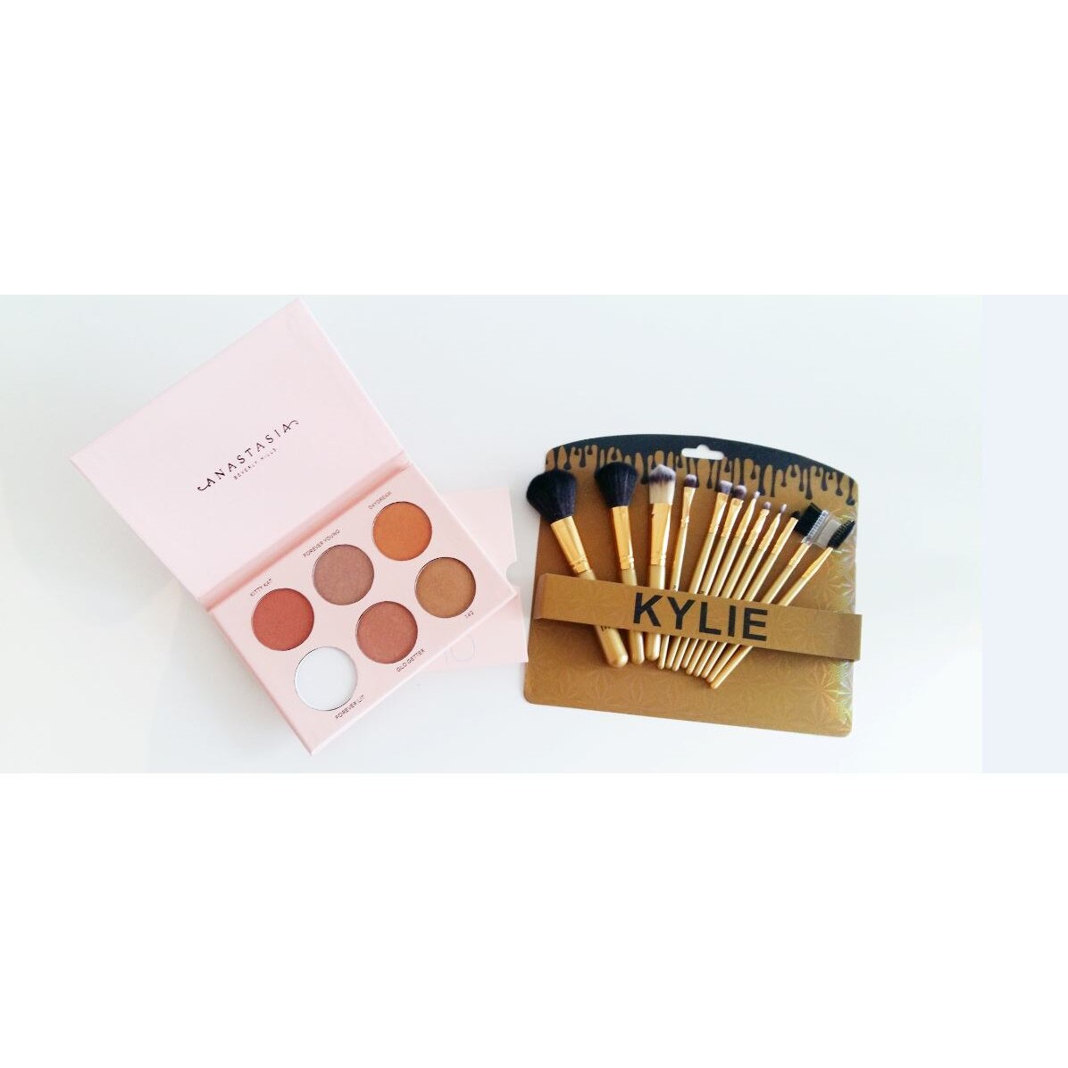 Set machiaj 12 pensule machiaj + glow kit 6 culori - eMAG.ro