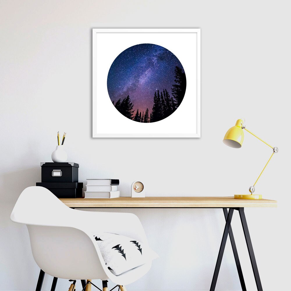 Tablou cu Rama de Lemn Alba Stele pe cerul colorat de deasupra brazilor ...