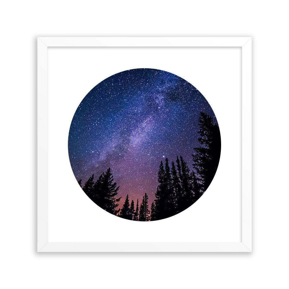 Tablou cu Rama de Lemn Alba Stele pe cerul colorat de deasupra brazilor ...