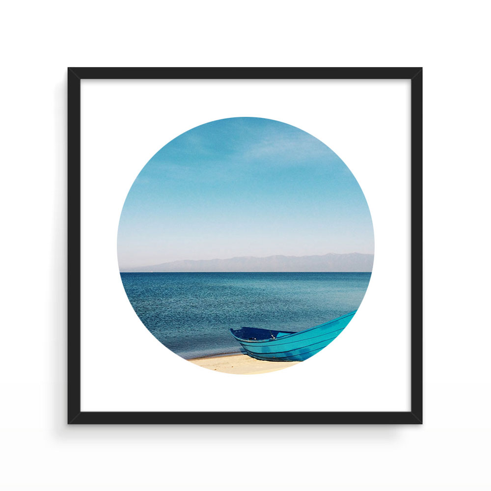 Tablou cu Rama de Lemn Neagra Barca albastra la malul marii Peisaje ...