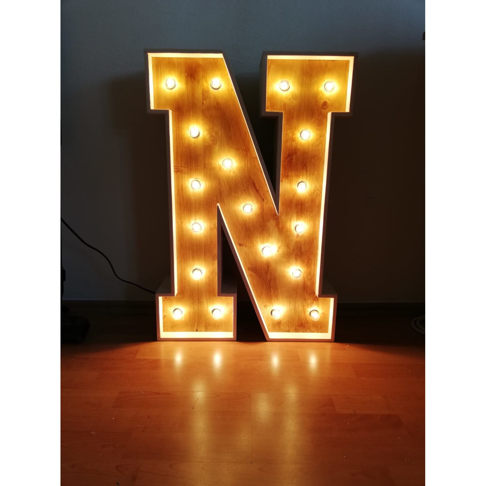 Litera volumetrica luminata "N", din lemn, finisaj bambus+natur ...