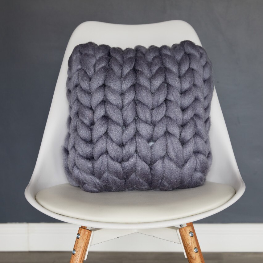 Perna patrata decorativa din fire gigante, handmade, lana acrilica, 35 ...