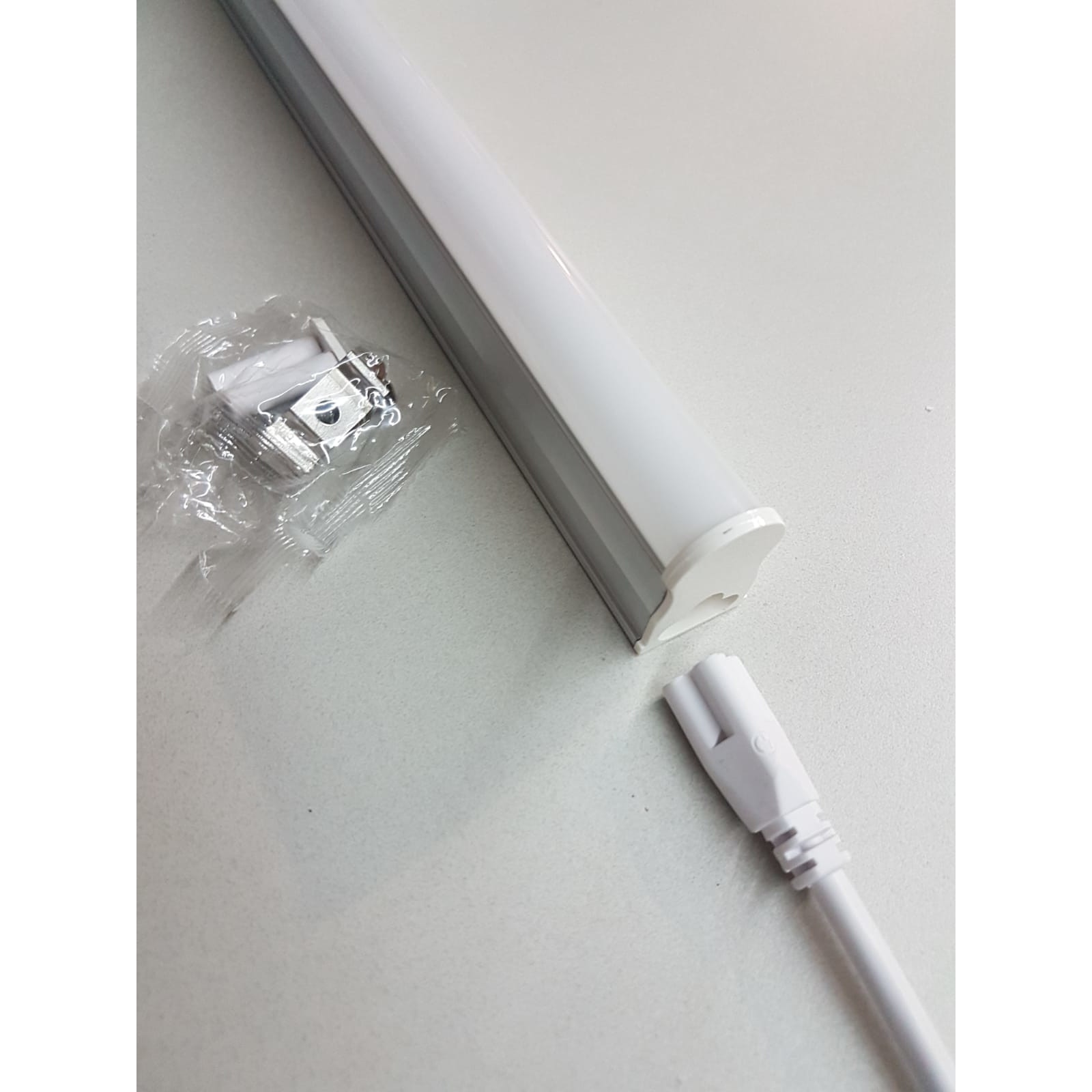 Corp Tub LED T5 57 cm, 8W/220V, mat, lumina neutra - eMAG.ro