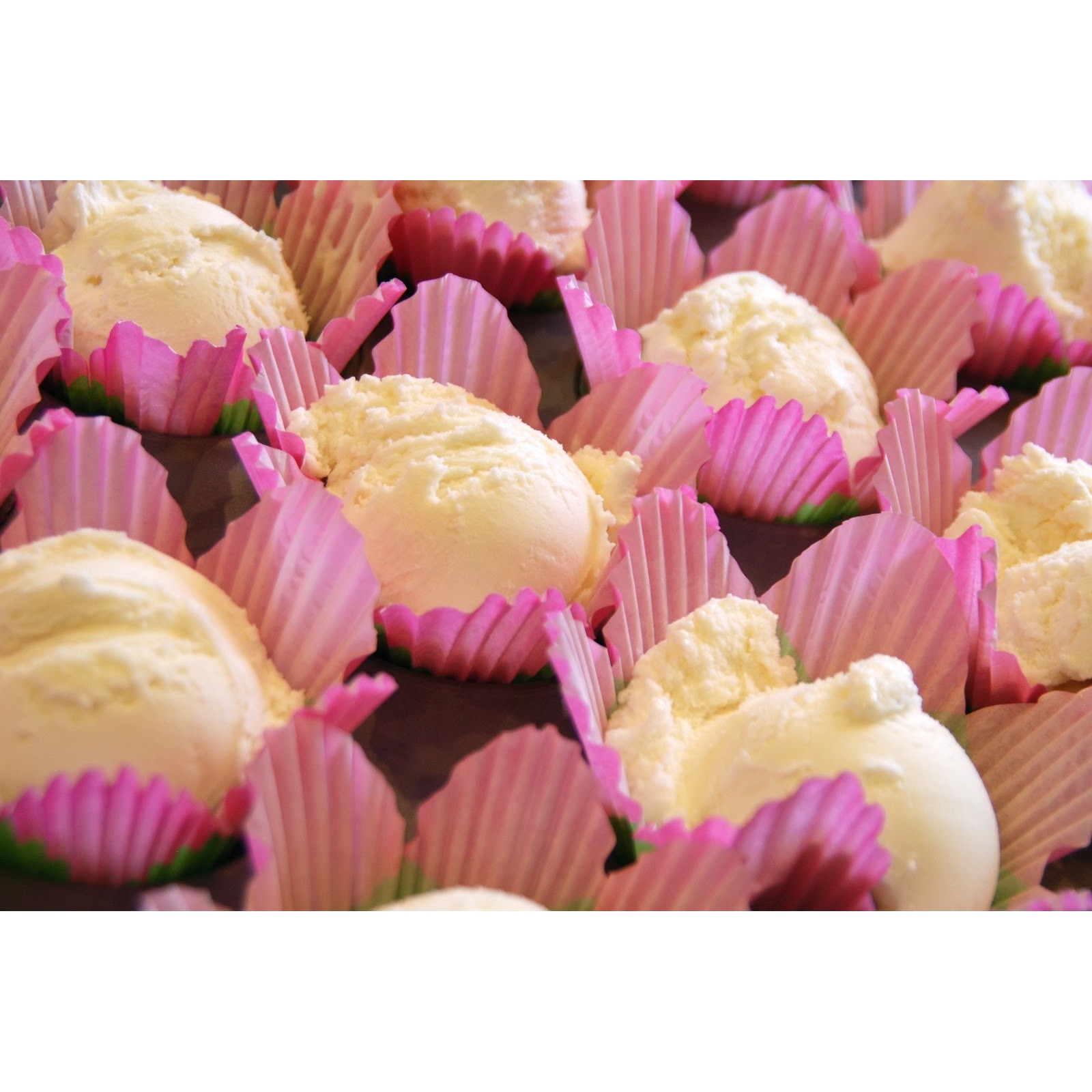 Set 24 cupe de copt Petal Roz pentru briose, Wilton - eMAG.ro