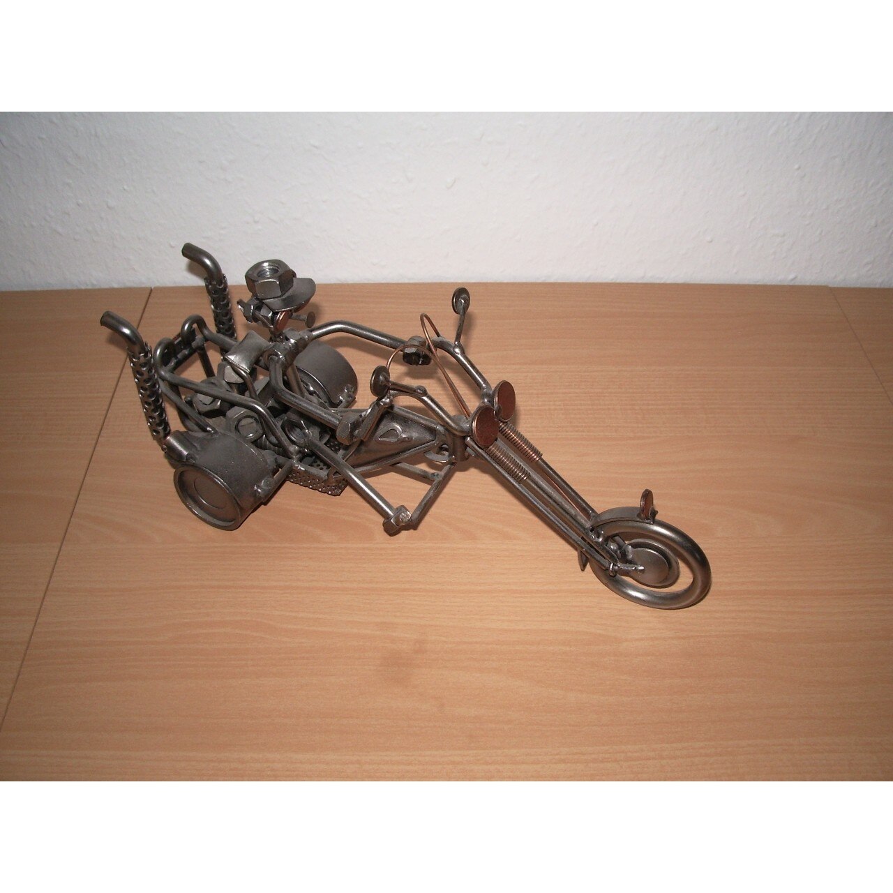 Statueta metalica-Figurina pe motor cu 3 roti - eMAG.ro