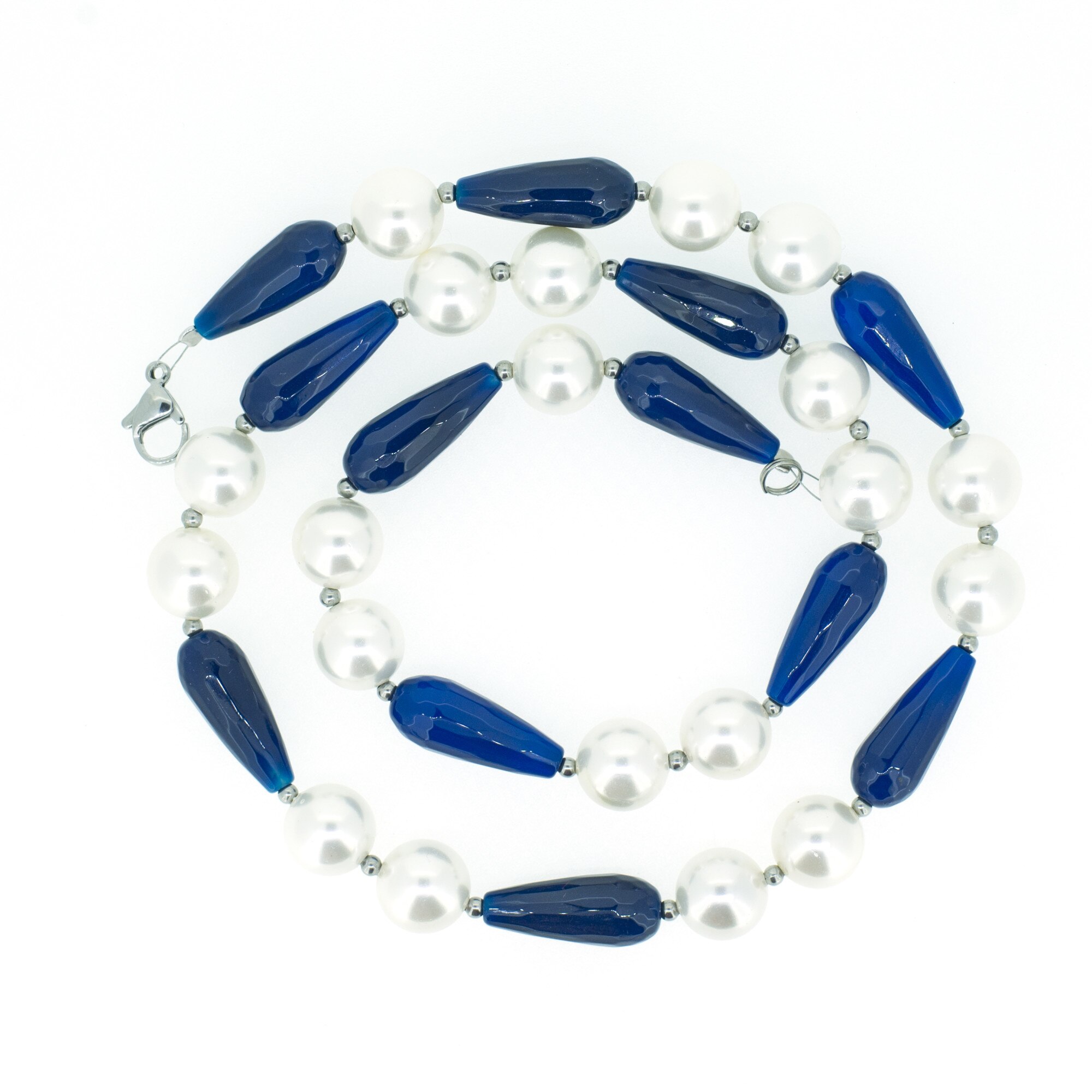 Colier agat albastru lacrima 20x8 mm, margele albe sintetice, inox ...