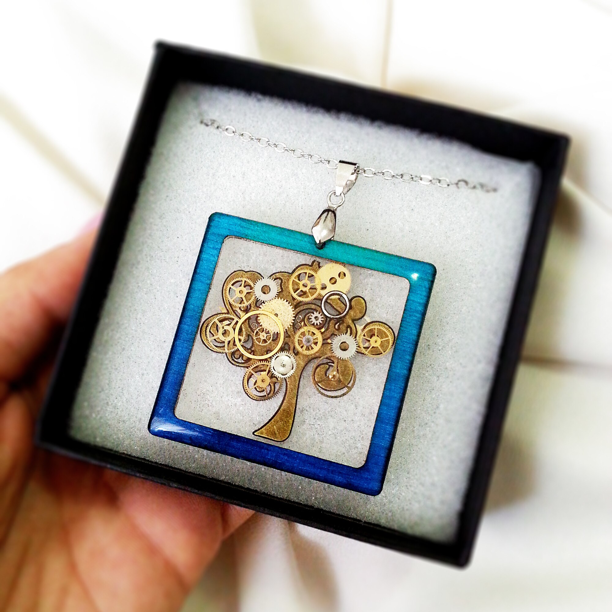 Pandantiv copacul vietii cu piese de ceas in rasina si lant inox ...