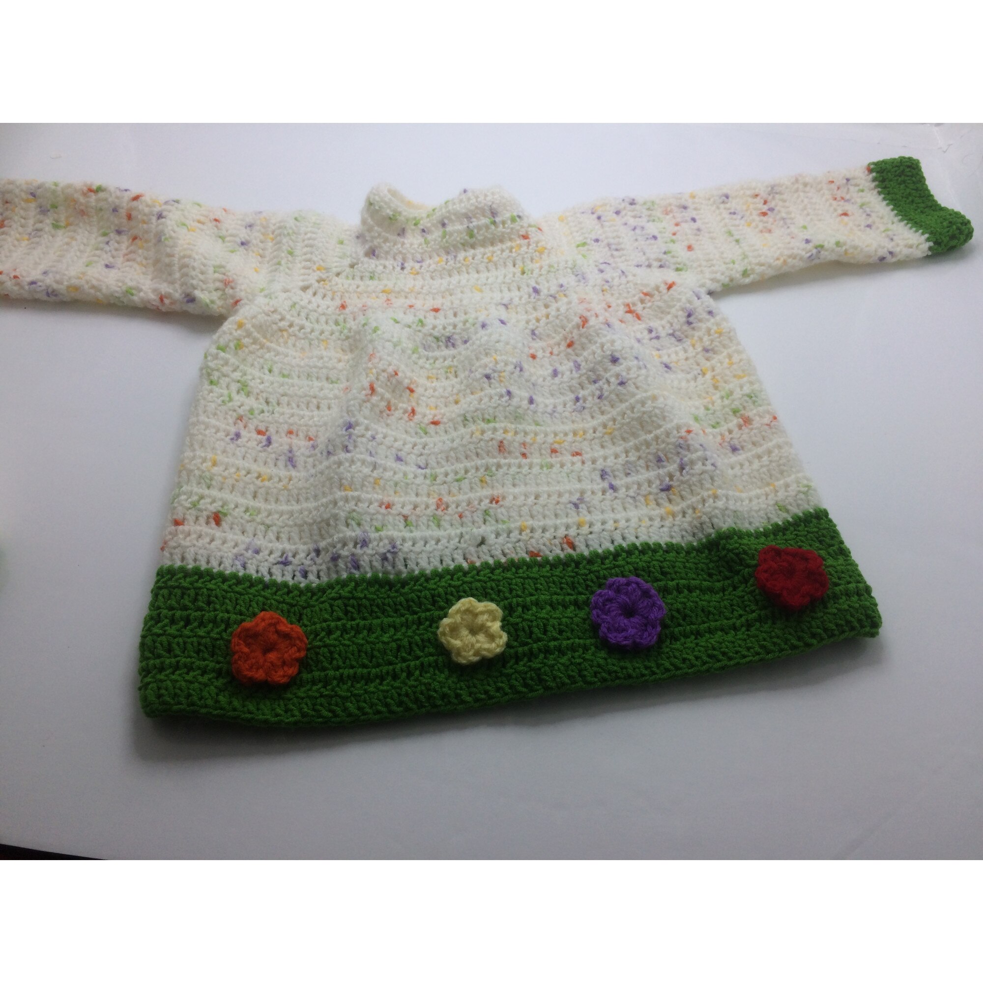 Set bluza si caciulita cu floricele lucrat cu croseta dic ancril ...