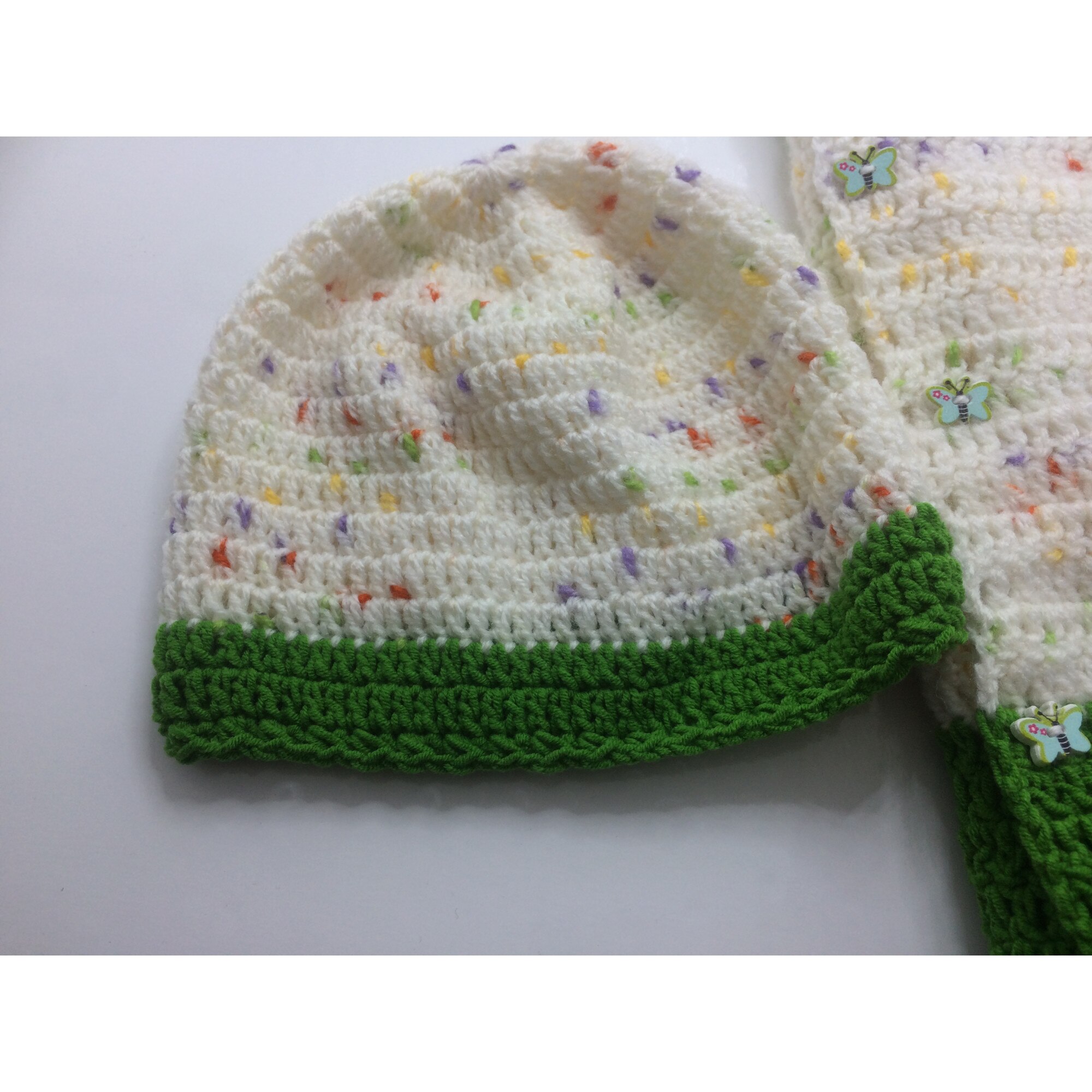 Set bluza si caciulita cu floricele lucrat cu croseta dic ancril ...