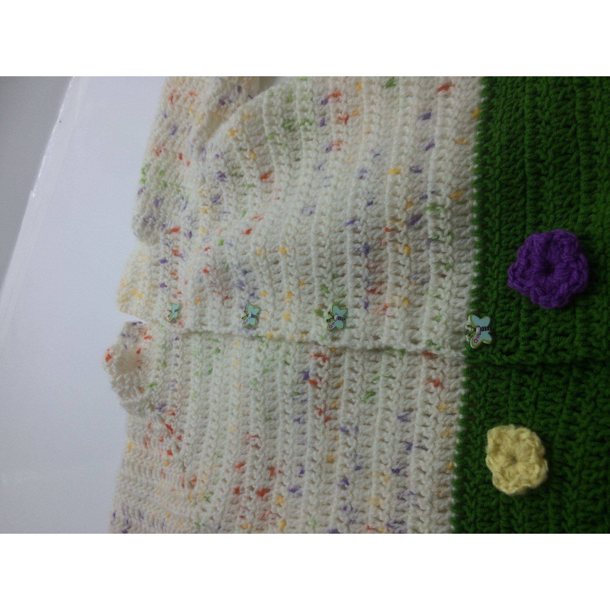 Set bluza si caciulita cu floricele lucrat cu croseta dic ancril ...