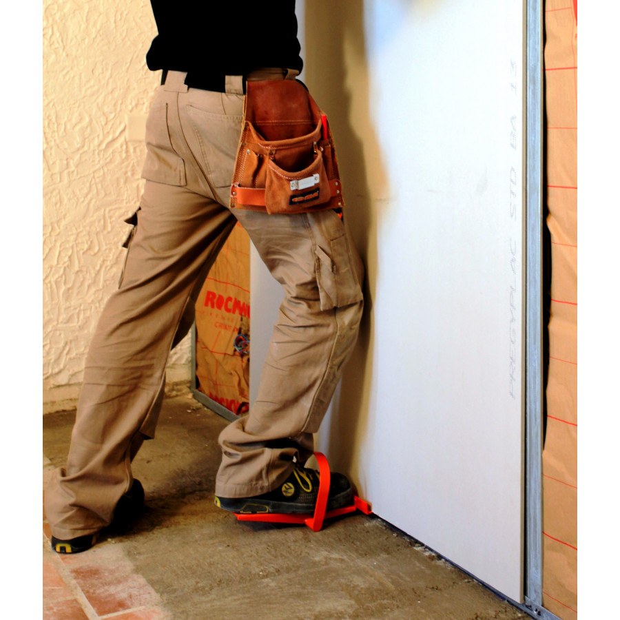 Dispozitiv cu actionare la picior pentru pozitionarea placilor de gips ...