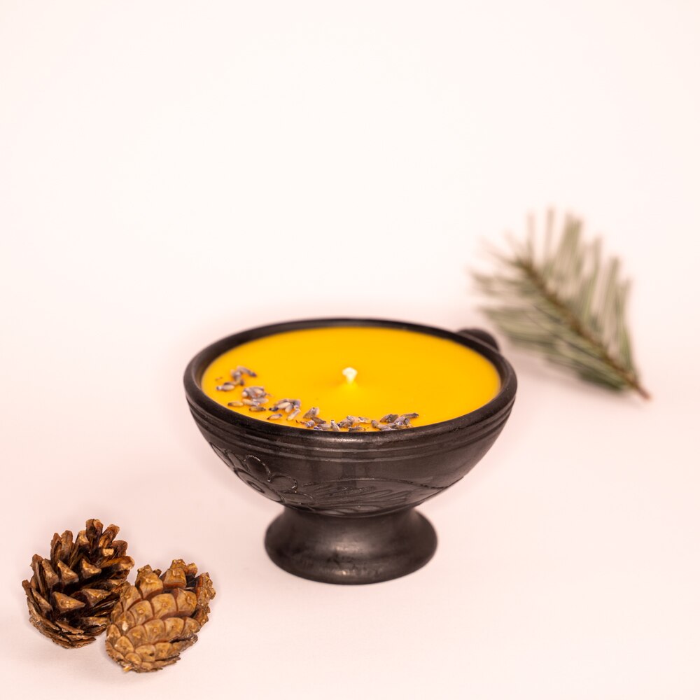 Cescuta din ceramica neagra de Marginea, cu lumanare portocalie ...
