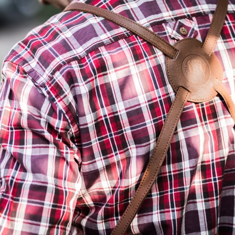 Sort de gratar din piele bivolita 155 x 84 cm, prindere la spate ...