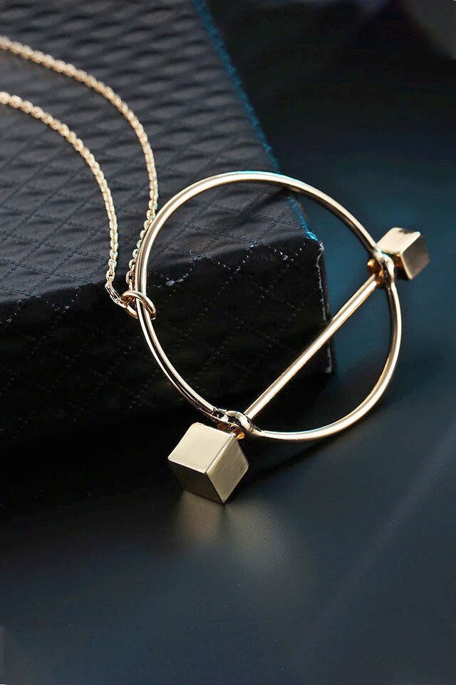 Colier elegant, lantisor subtire lung, cu medalion cerc cu 2 cuburi ...