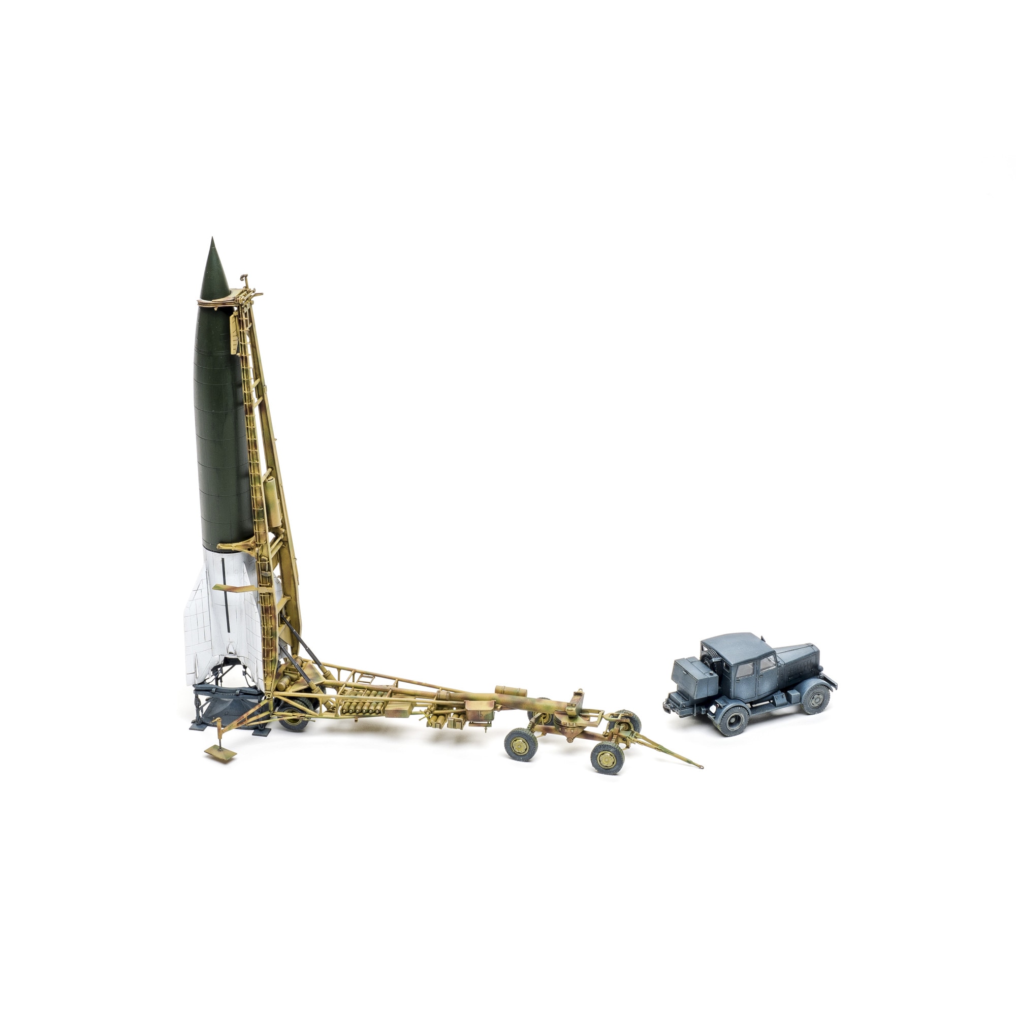 Военен модел Takom, German Hanomag SS100 V-2 Rocket Transporter + V-2 ...