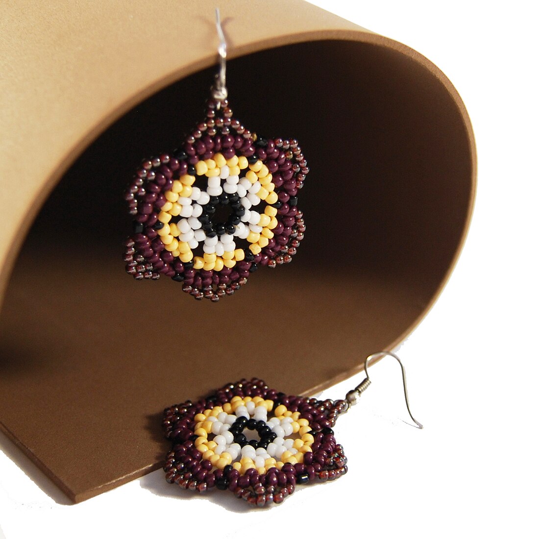 Cercei flori din margele visinii, in stil Huichol, handmade CatE - eMAG.ro