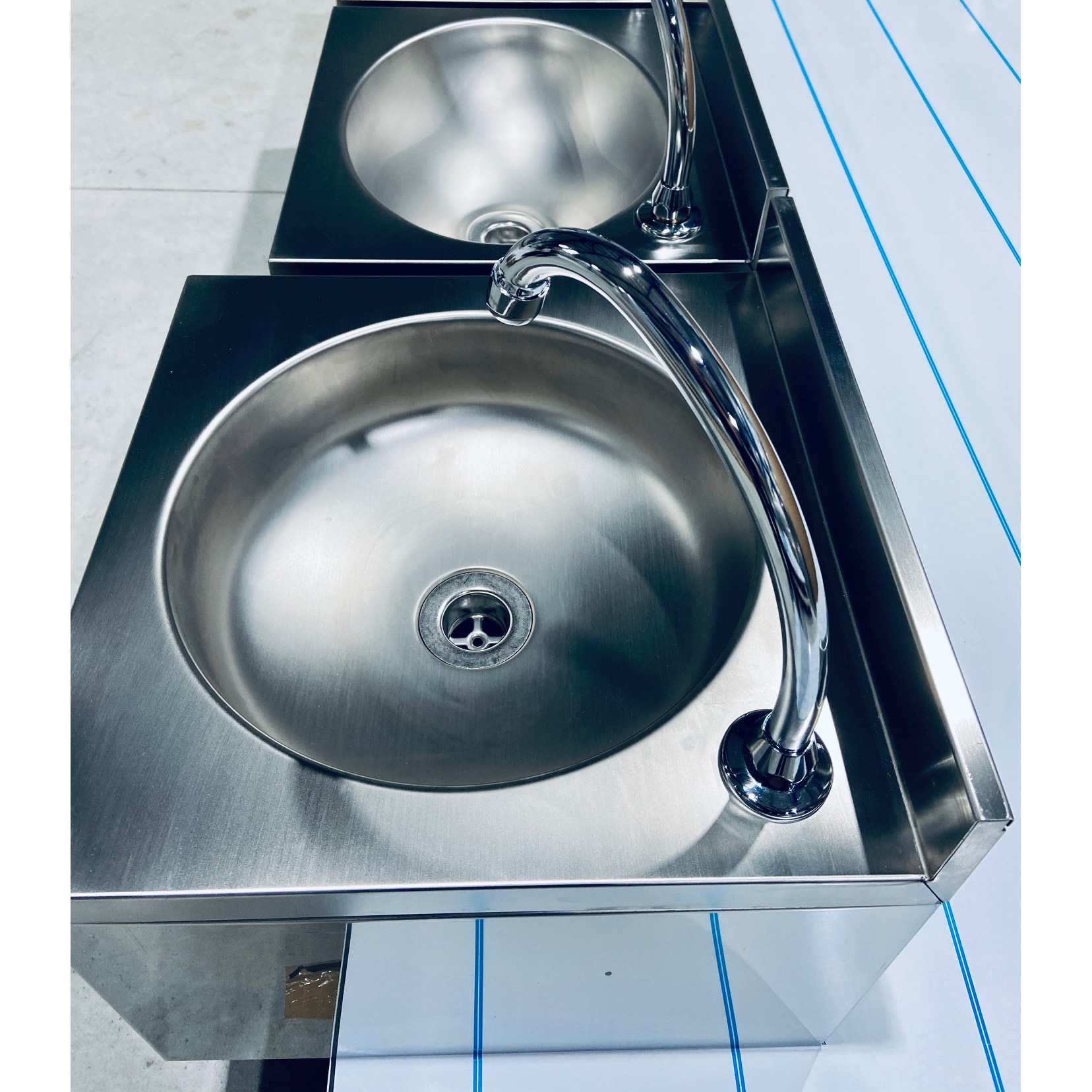 Chiuveta din inox profesionala cu actionare la genunchi si mixer apa ...